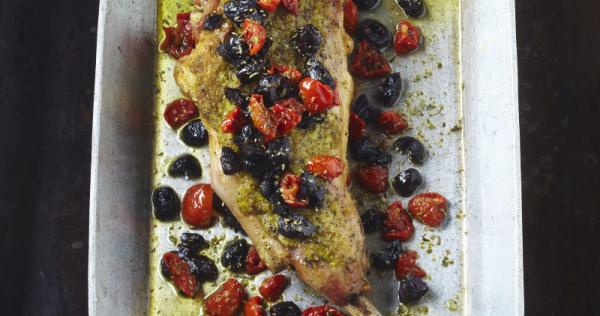 Recette de Gigot de chevreau rôti au pesto, aux tomates et aux olives
